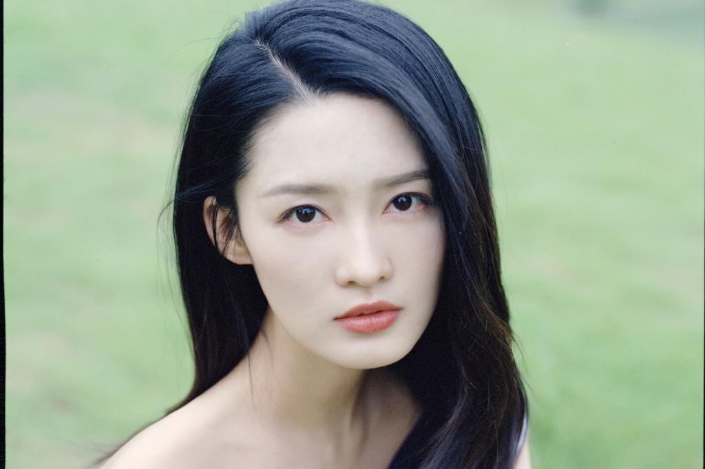 李沁露肩斑马纹上衣，清新性感，甜美可爱！|斑马纹|李沁|露肩_新浪新闻