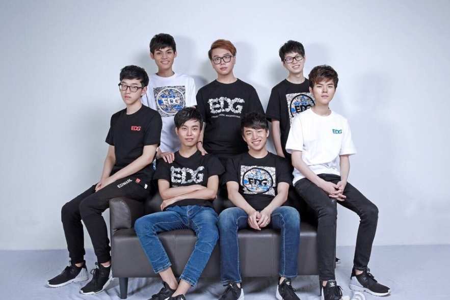 粉丝晒出老EDG合照，厂长的笑容很灿烂，你还认识他们吗？|EDG战队|厂长|战队_新浪新闻
