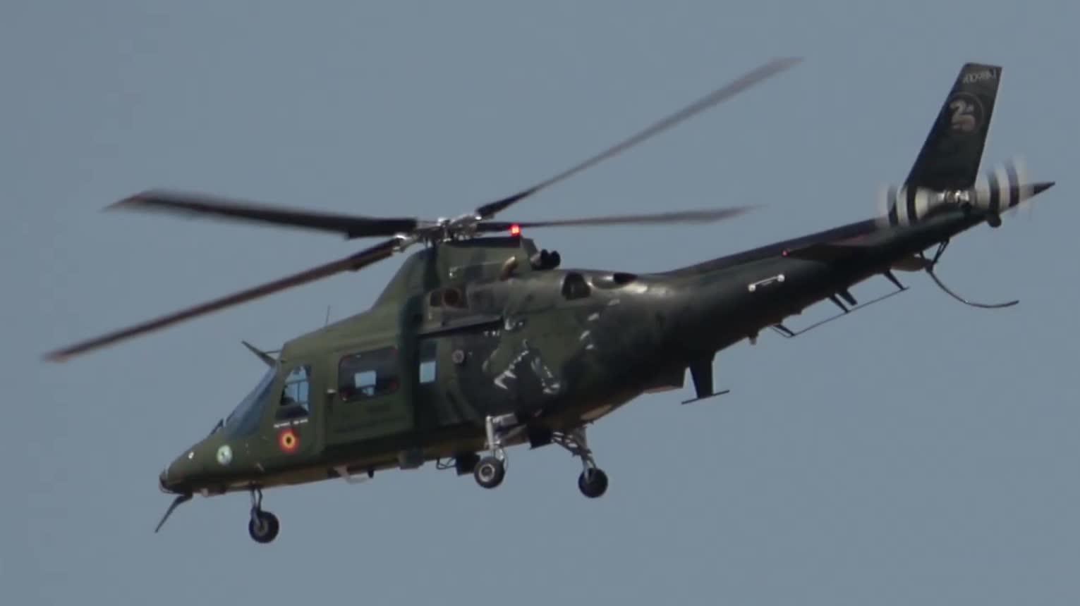 航展上阿古斯塔A109直升机飞行展示，性能不错_新浪新闻