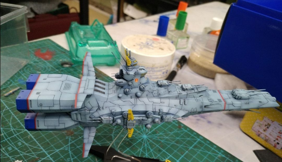 动漫手办模型：工作台上的高达战舰Fleetmo 麦哲伦级宇宙战舰