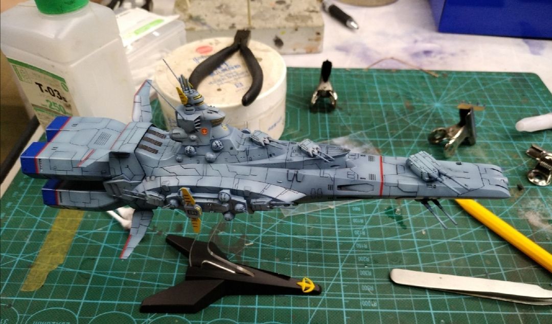 动漫手办模型：工作台上的高达战舰Fleetmo 麦哲伦级宇宙战舰