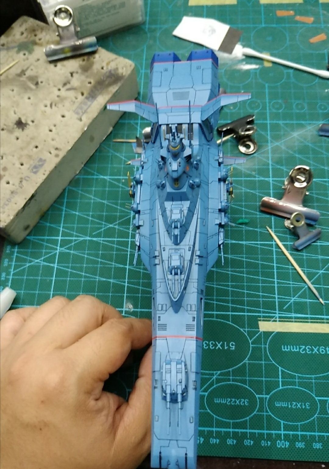 动漫手办模型：工作台上的高达战舰Fleetmo 麦哲伦级宇宙战舰