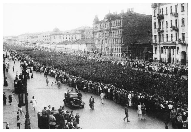 老照片：1944年7月，苏联史上最特殊的一次阅兵，德军战俘大游街