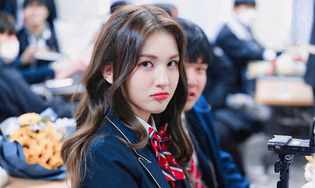 全昭弥Somi毕业照，卷发红唇，这一身学生装是真的漂亮纯美