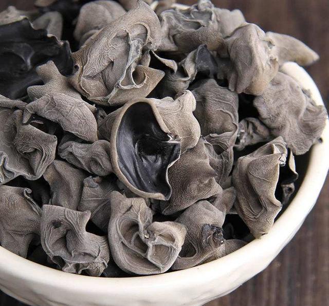 东北黑木耳，耳朵最好，味道脆嫩，怎么做好吃。