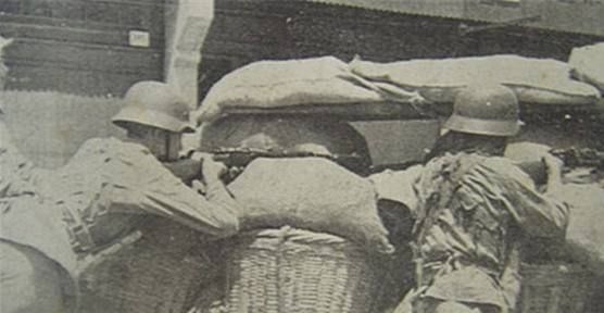 老照片：日军在淞沪会战中进攻的瞬间，展现了恶魔的侵略之路