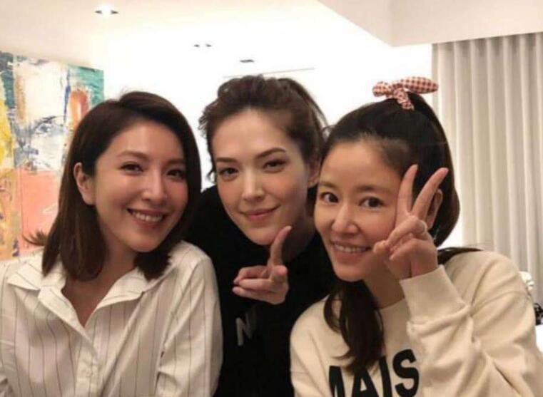 林心如晒生活照五官回到，方式了素颜的她最终化妆了