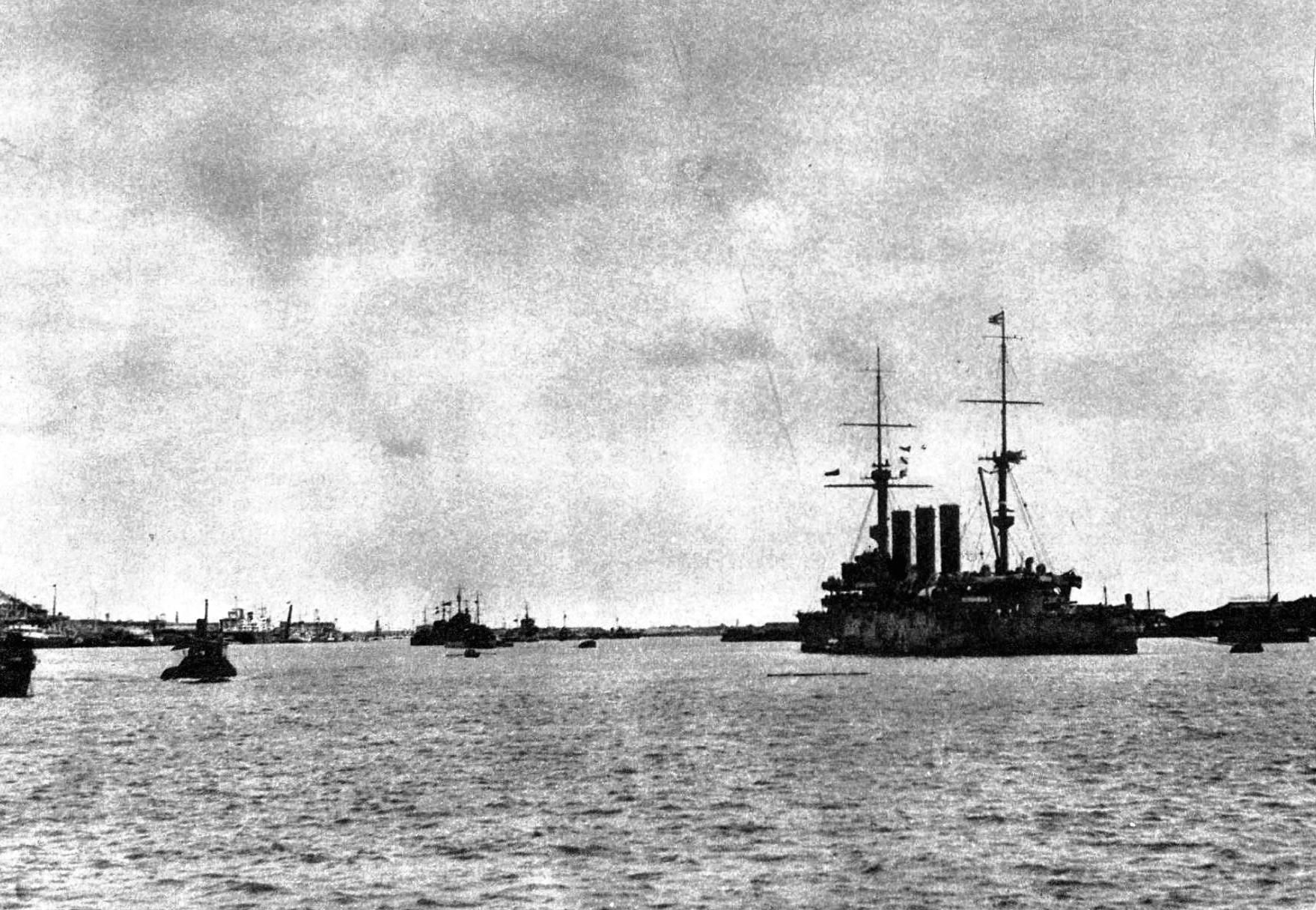 老照片：日军在淞沪会战中进攻的瞬间，展现了恶魔的侵略之路