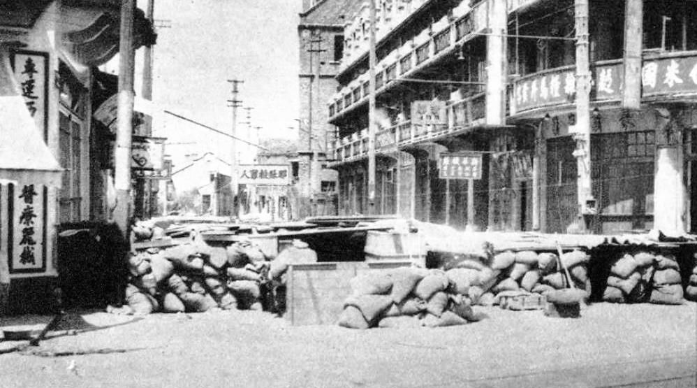 老照片：日军在淞沪会战中进攻的瞬间，展现了恶魔的侵略之路