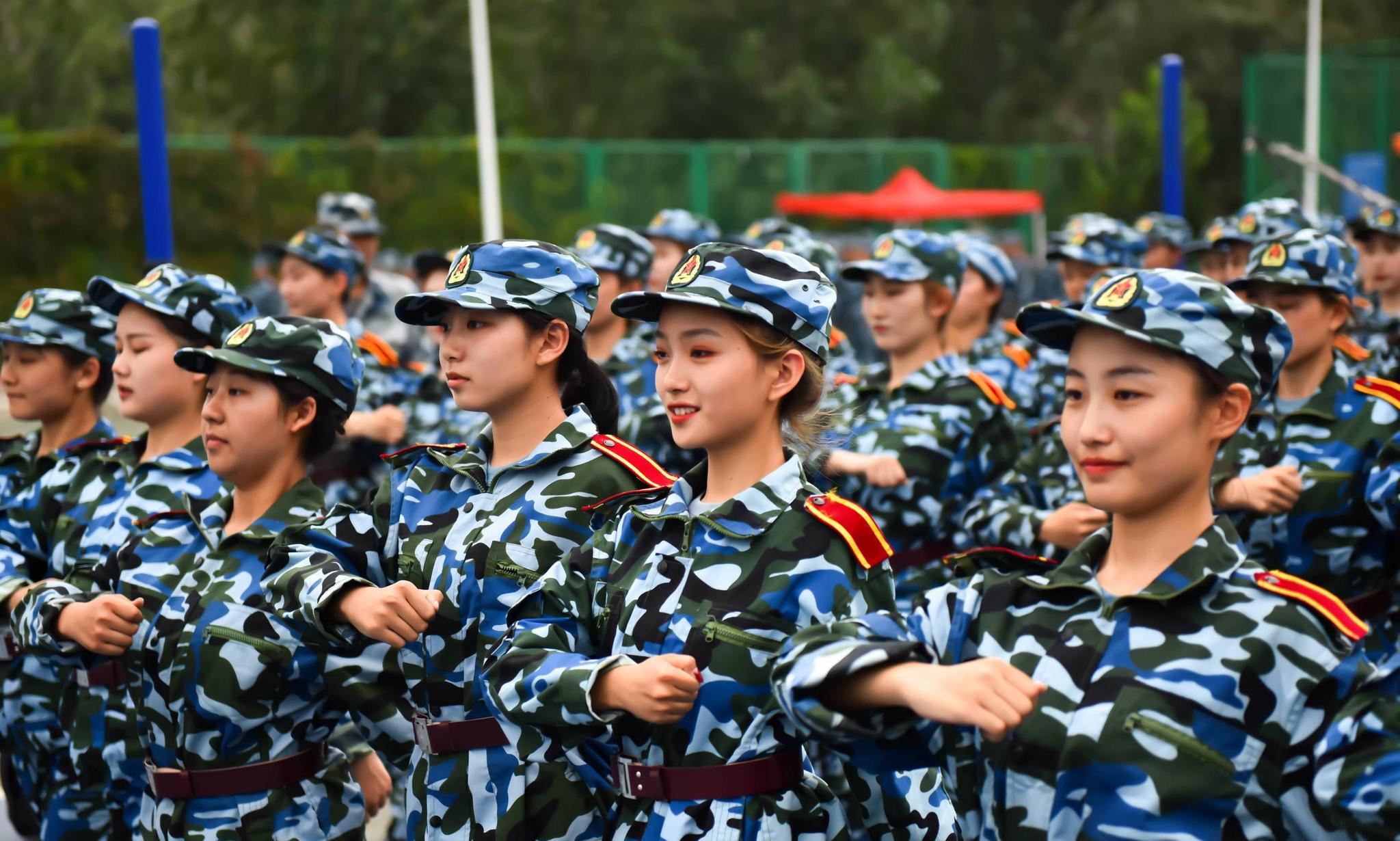 山东艺术学院军训图景：“00后”素颜美女齐刷刷练“一字马”|00后|军训|山东艺术学院_新浪新闻