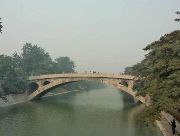 它是当今世界上现存最早、保存最完整的古代单孔敞肩石拱桥