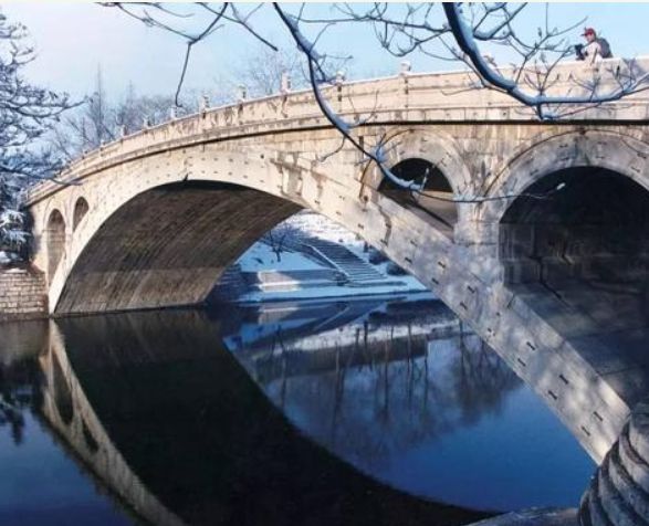 它是当今世界上现存最早、保存最完整的古代单孔敞肩石拱桥