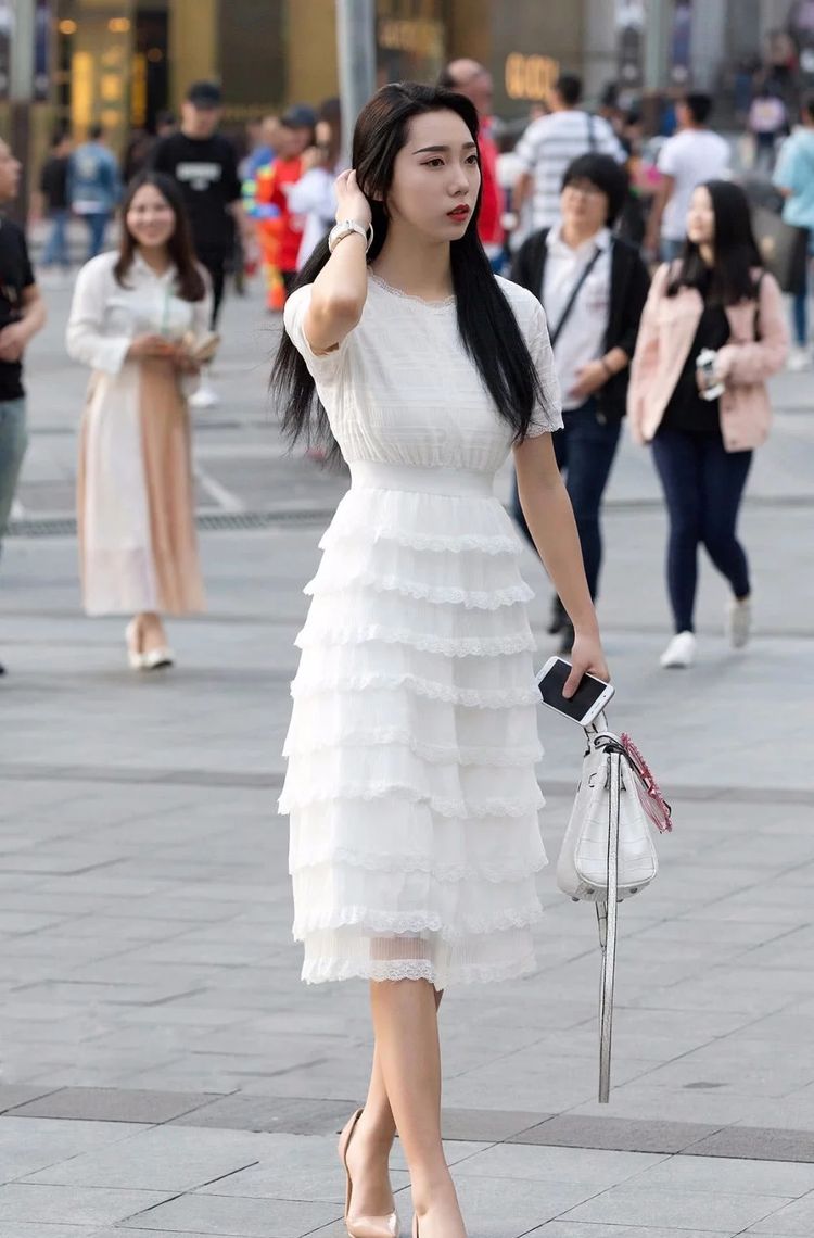 街拍:美女颜值高,肌肤雪白如玉,气质优雅迷人