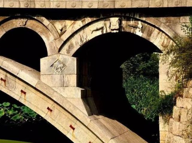 它是当今世界上现存最早、保存最完整的古代单孔敞肩石拱桥