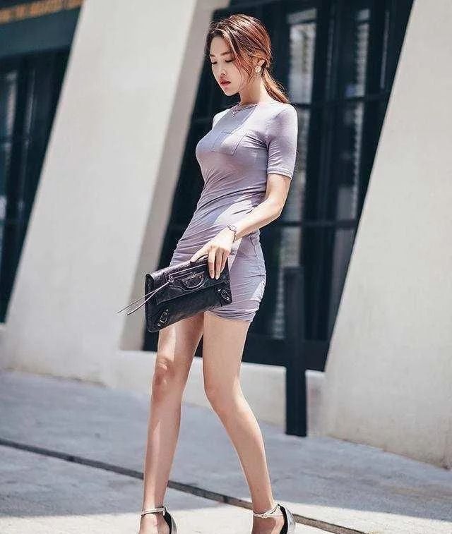 街拍:游泳却不穿泳衣的美女,网友:太 大方”了美女修身裙简约新浪新闻