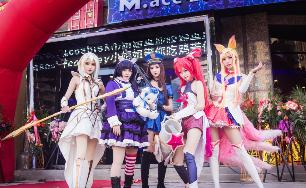 英雄联盟COS，高配寒冰射手对比低配无极剑圣，爆笑COS！|无极剑|寒冰|一箭_新浪新闻