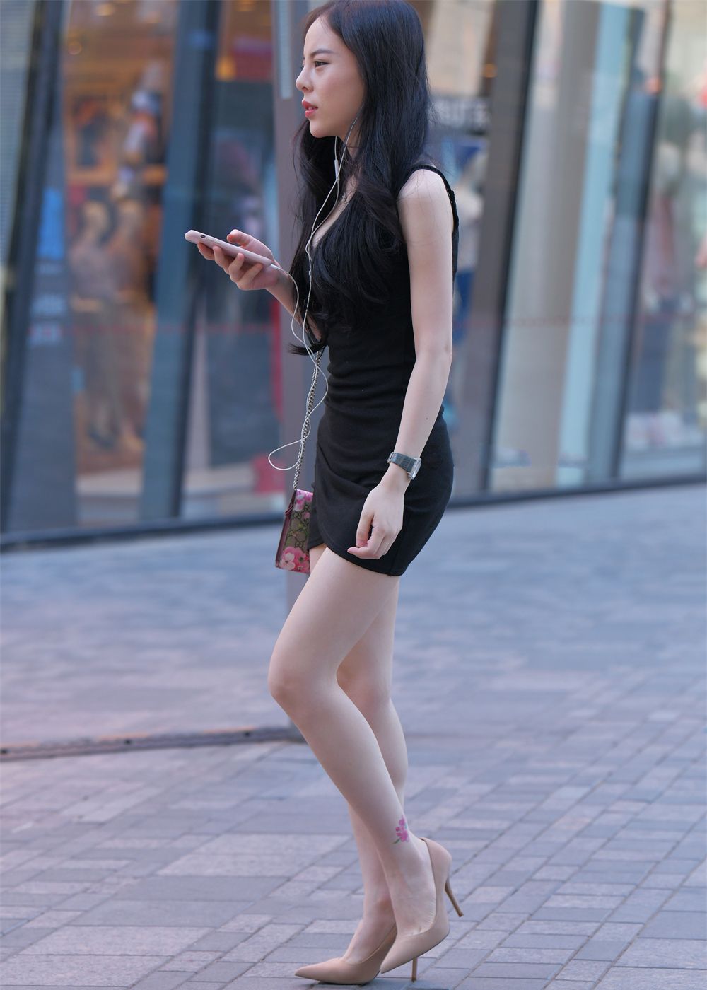 街拍:包臀裙美少妇身姿丰腴柔美,肌肤白嫩,熟女韵味十足!