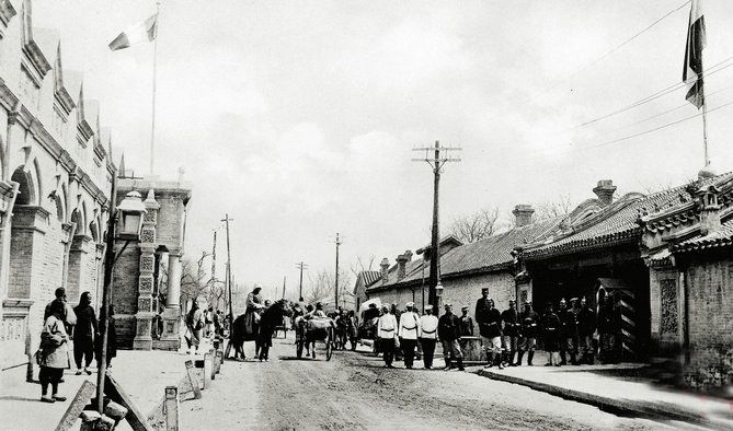 实拍1900年沦陷的北京城，满街联军官兵，图7的德国兵搂着小女孩