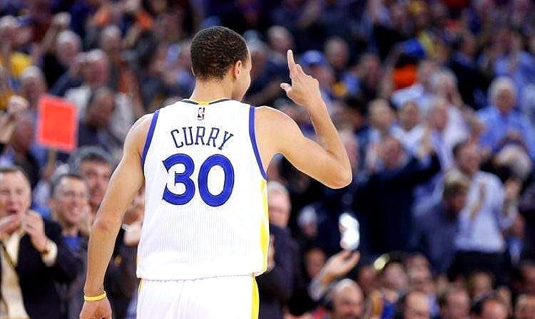 Curry背影20图，最后一幅最有趣儿