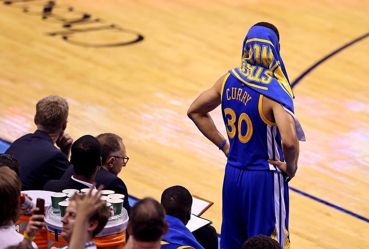 Curry背影20图，最后一幅最有趣儿