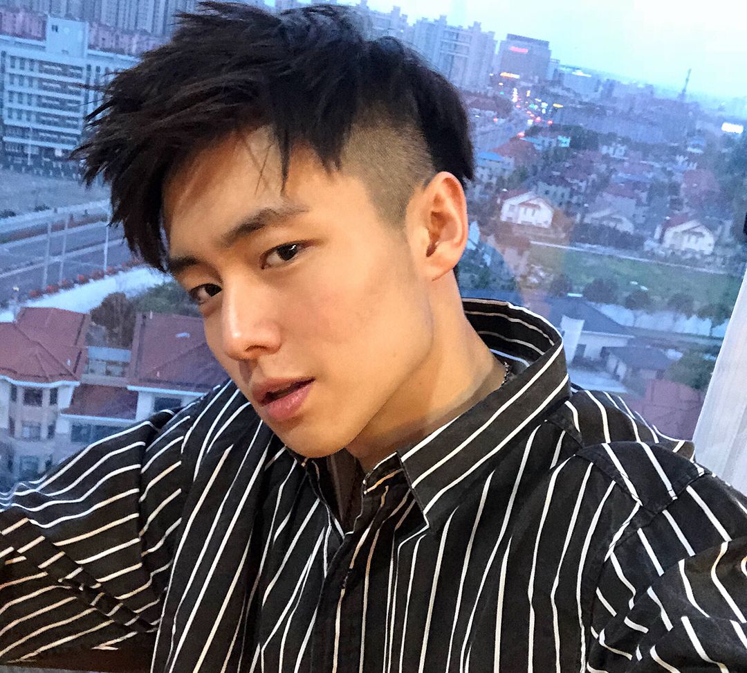 男生剪“露额头”的发型提升颜值，这4款就很帅气！