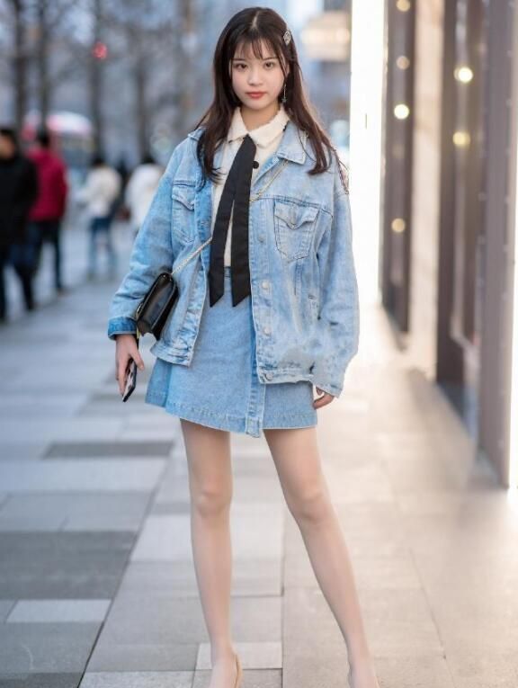 街拍:美女穿露胸连衣裙,这东西没有好身材真驾驭不了,很撩人
