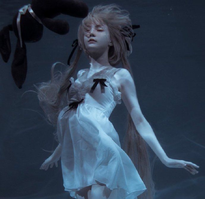 俄罗斯萌妹Rocksy Light，cos穹妹还原度100%，太惊艳了！|还原|俄罗斯|芭比娃娃_新浪新闻