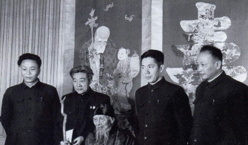 “国画大师”徐悲鸿罕见照：图3与学生黄山写生，图5给齐白石做寿