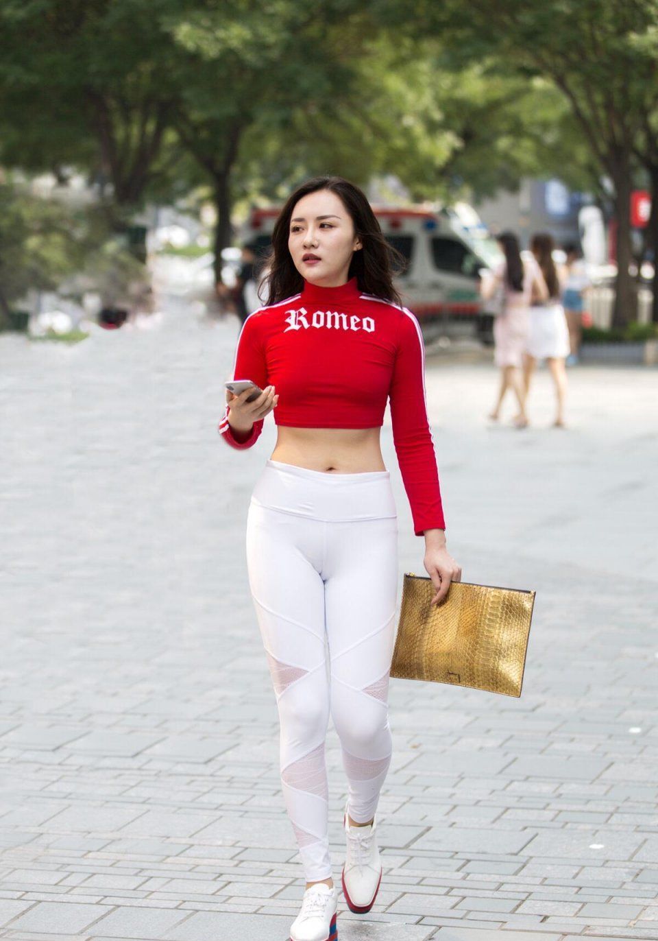街拍:两位极品少妇身姿优雅,紧身裤包裹出极品美臀,很是吸睛! 极品 紧身裤 美臀 新浪新闻