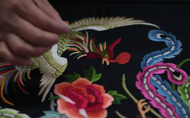 苗家女子20岁北漂，十年后返乡创业，将苗绣卖到海外年入两千万|刘英|苗绣|绣娘_新浪新闻