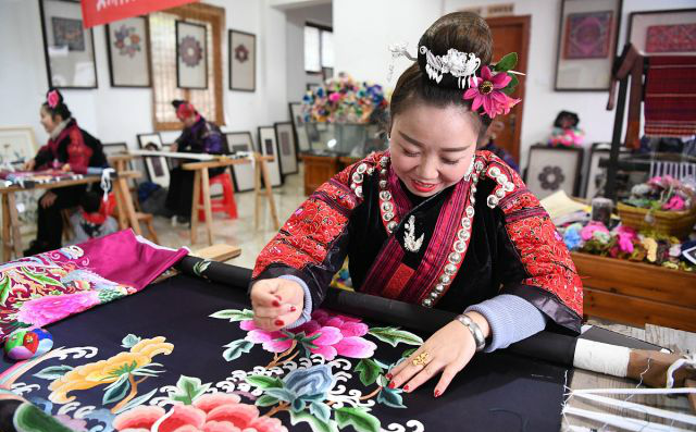 苗家女子20岁北漂，十年后返乡创业，将苗绣卖到海外年入两千万|刘英|苗绣|绣娘_新浪新闻