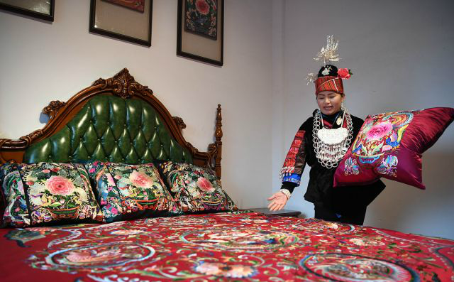 苗家女子20岁北漂，十年后返乡创业，将苗绣卖到海外年入两千万|刘英|苗绣|绣娘_新浪新闻