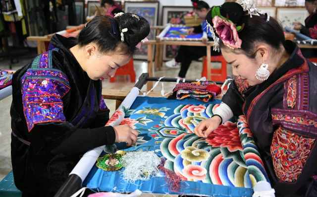 苗家女子20岁北漂，十年后返乡创业，将苗绣卖到海外年入两千万|刘英|苗绣|绣娘_新浪新闻