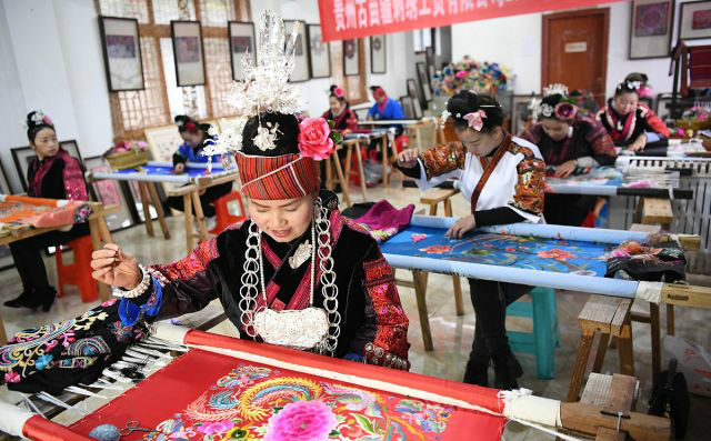 苗家女子20岁北漂，十年后返乡创业，将苗绣卖到海外年入两千万|刘英|苗绣|绣娘_新浪新闻