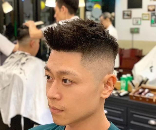 适合18~25岁男生剪的“渐变”发型，侧面看起来真的很帅气|发型|渐变|飞机头_新浪新闻