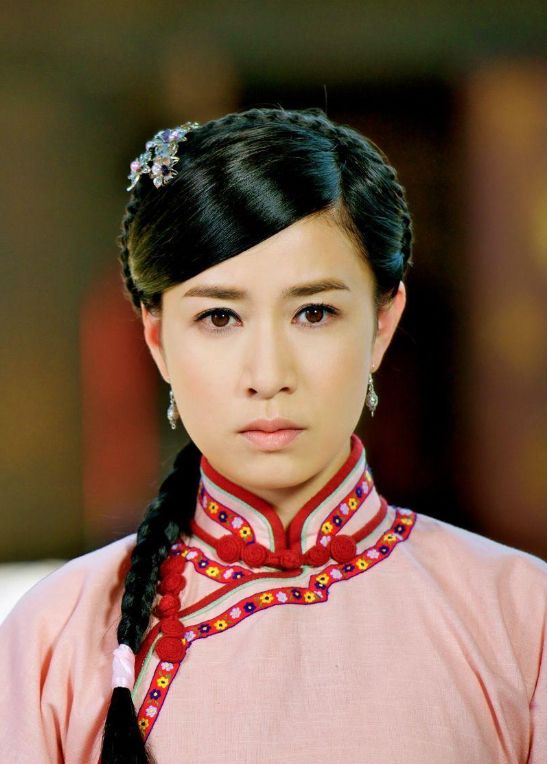 佘诗曼早期出席活动，尽显优雅气质啊！这样还制服不了你？