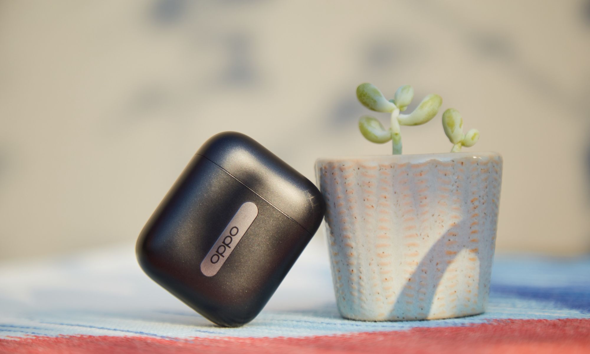 OPPO TWS耳机高清图赏：超越AirPods 2，最佳平替不是浪得虚名__财经头条