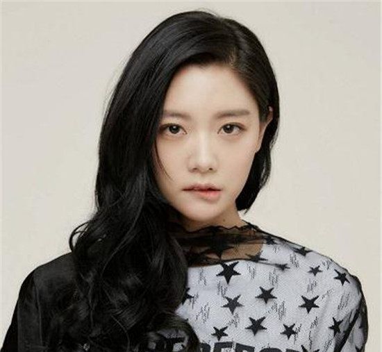 面若桃花，妩媚娇丽——李成敏