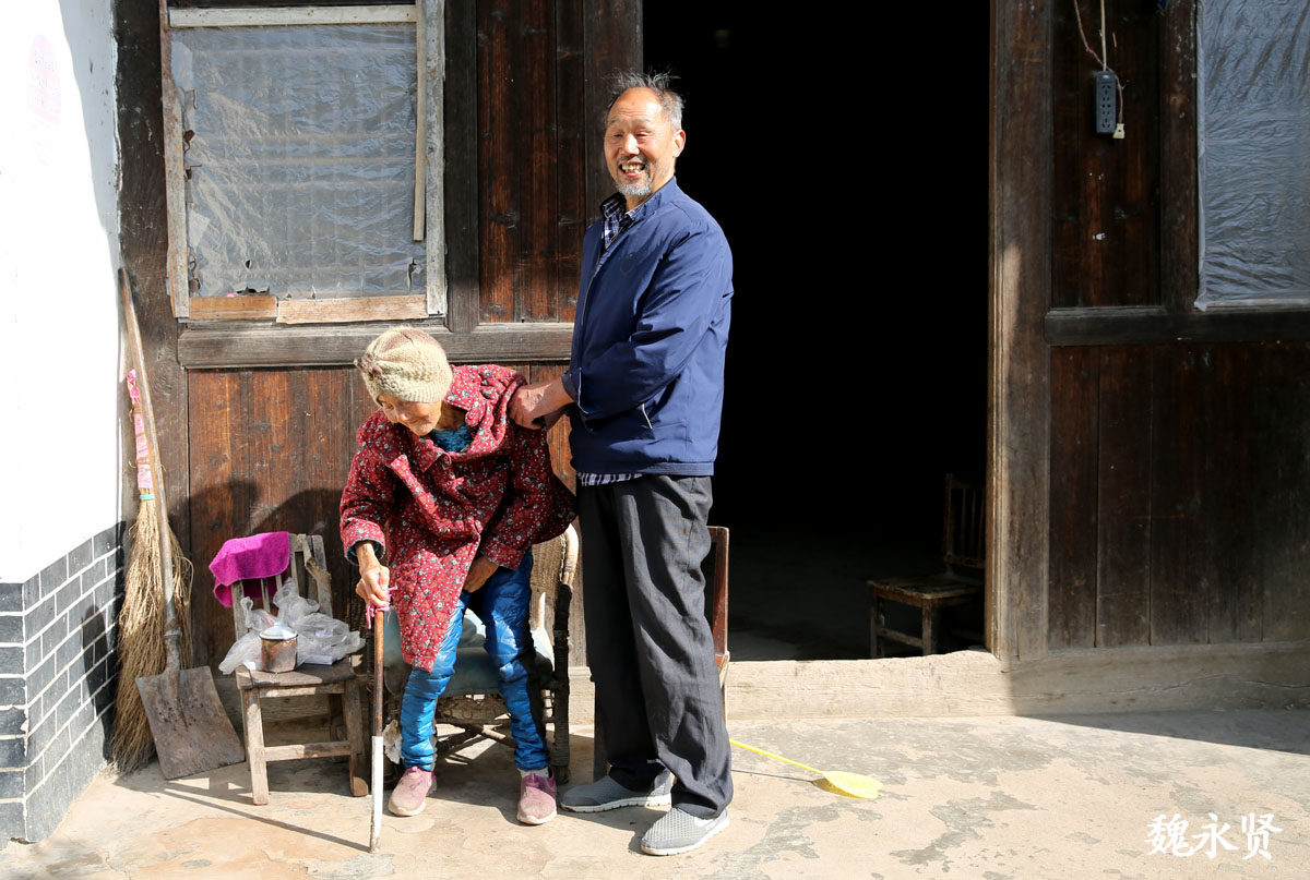 八旬老人20多年不离家照顾瘫痪老伴，老伴发脾气他笑着化解