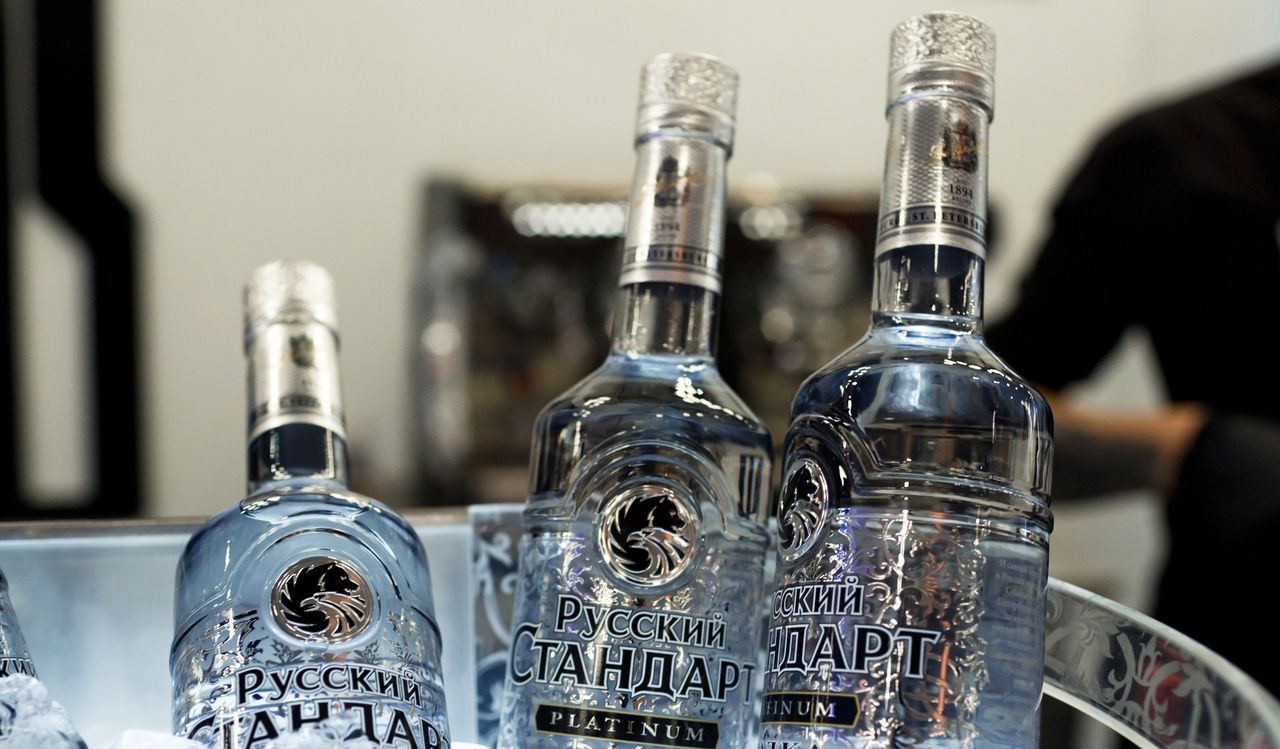 伏特加是我们的“第二个老婆”！战斗民族酒文化让人捧腹|伏特加|鱼子酱|老婆_新浪新闻