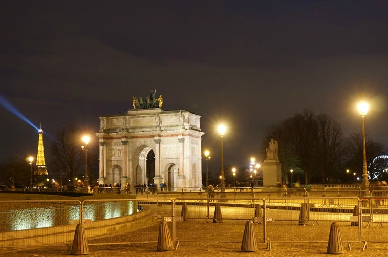 小凯旋门，位于卢浮宫博物馆对面，也被称为卡鲁索凯旋门