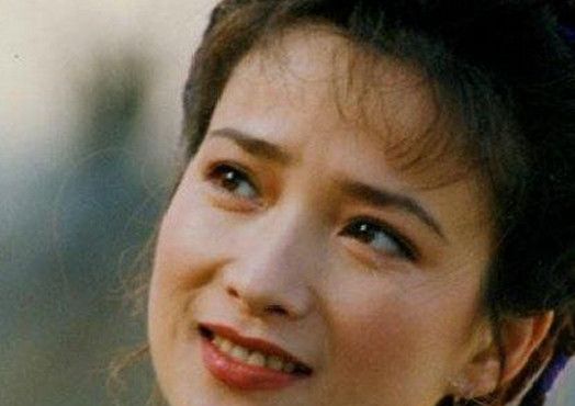 54岁何晴近照，网友：老了也很优雅