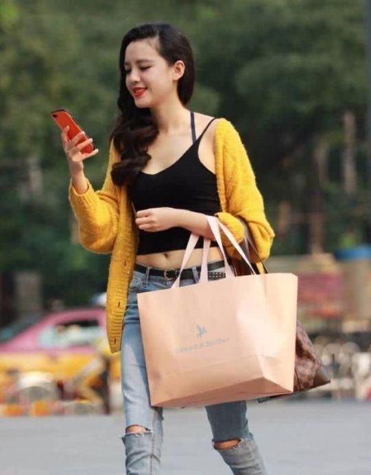街拍:时髦丰腴的美少妇,一袭蓝色连衣裙,s曲线很迷人
