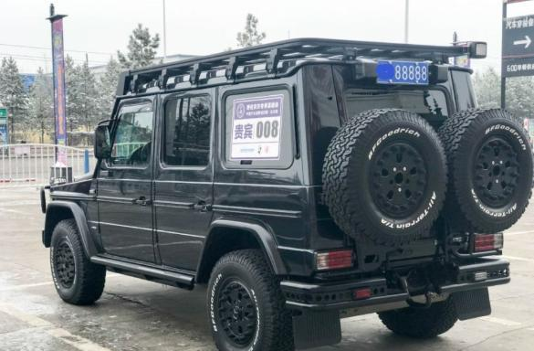 湖北遇到奔驰G300P，后挂两个全尺寸备胎