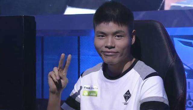 盘点英雄联盟S2到S7赛季，LPL诞生的顶级上单，你认识几个？|英雄联盟|草莓|战队_新浪新闻