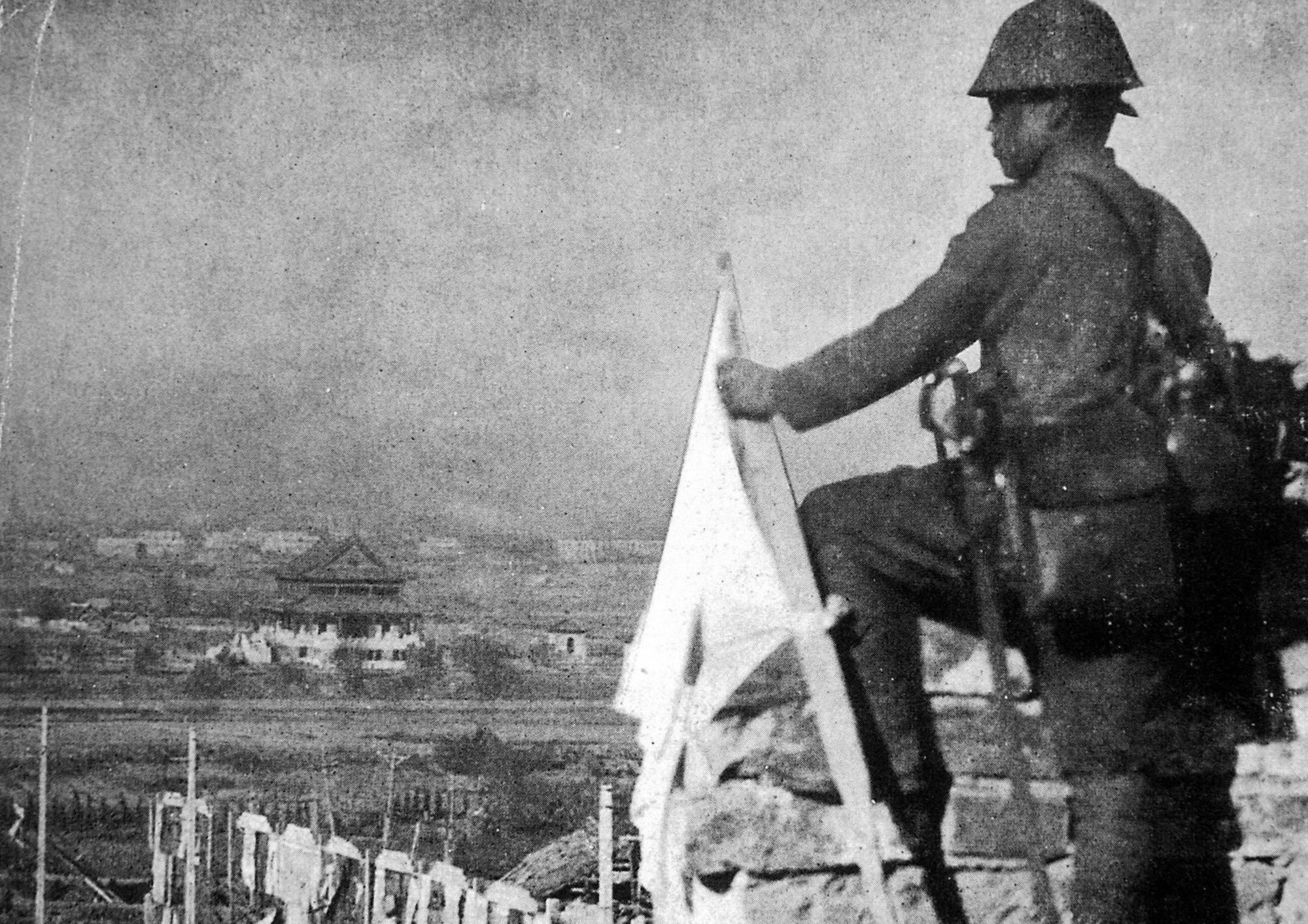 1937年的南京旧照：日军强行攻破中华门，并在北城门插上了太阳旗