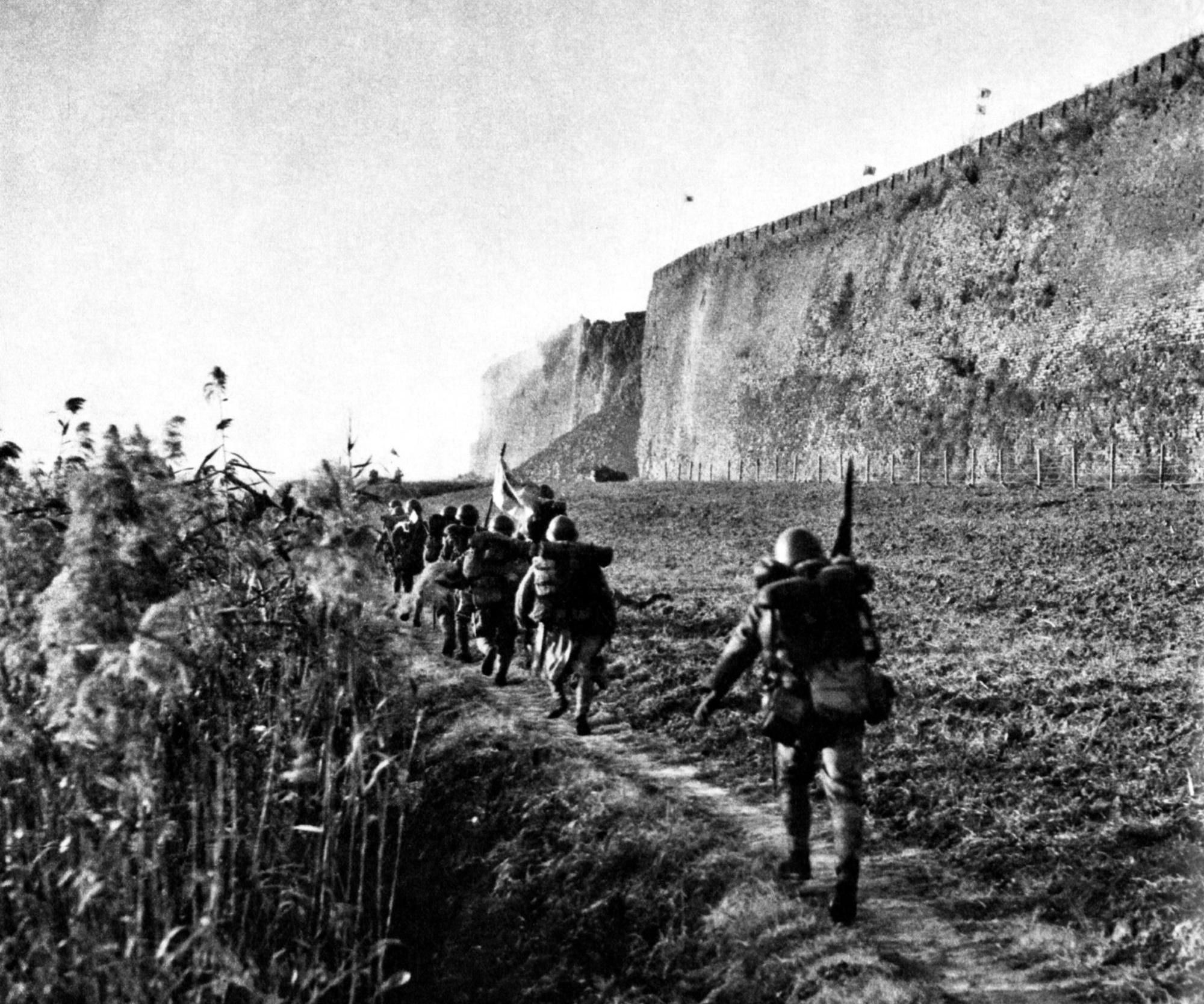 1937年的南京旧照：日军强行攻破中华门，并在北城门插上了太阳旗