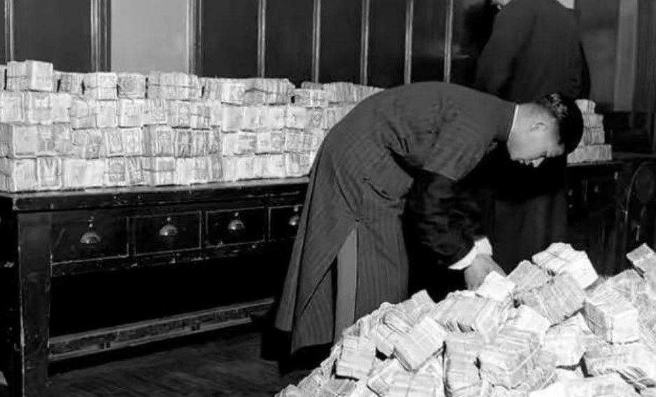 老照片：1948年老上海的通货膨胀有多严重？100元仅能买四粒大米