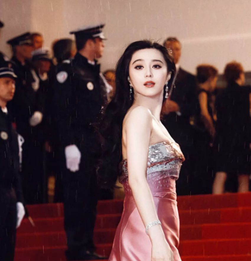 范冰冰走过的戛纳，最美的应该是这个造型，雨中回眸一眼万年！|戛纳|范冰冰|回眸_新浪新闻