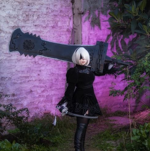 尼尔：机械纪元2B小姐姐cosplay，网友：会耍剑的美女都很酷啊！